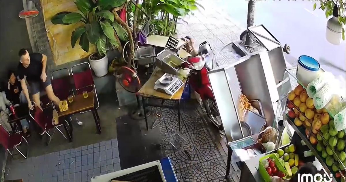 Clip: Đâm thẳng vào xe khoai chiên, thanh niên nhận kết quả không ngờ tới, hành động của chủ ...