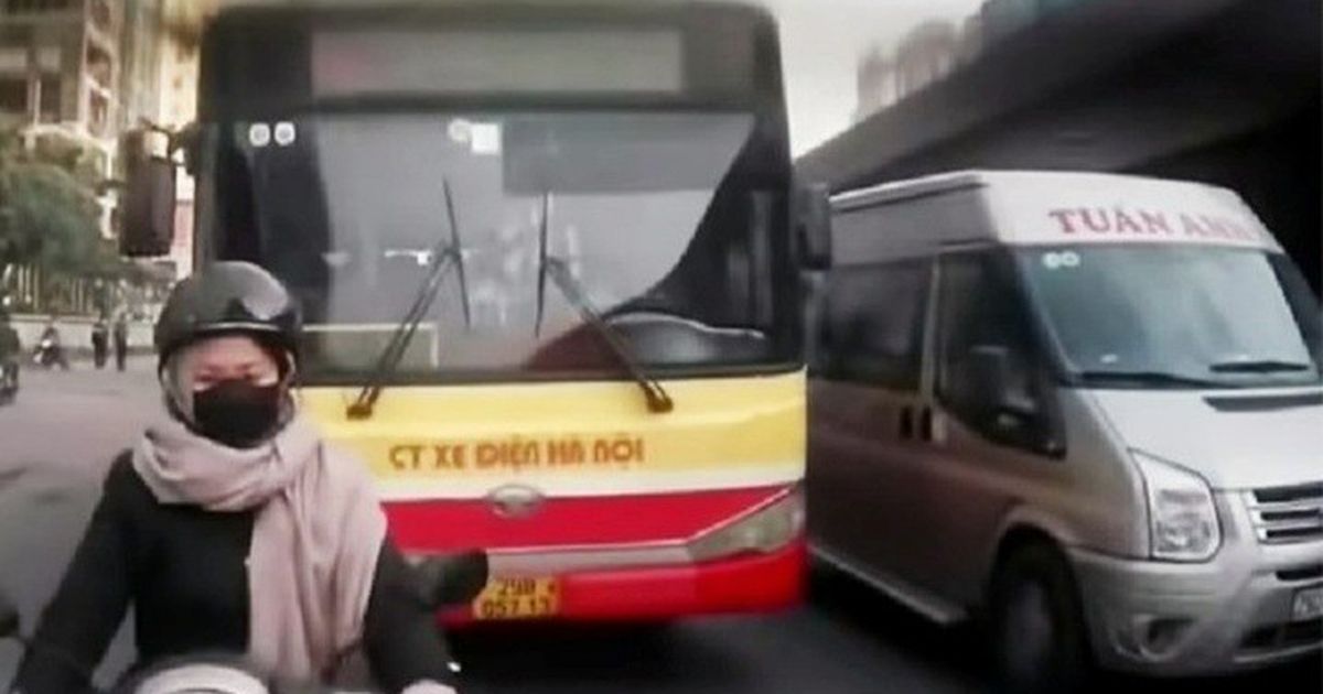 Clip: Xe buýt "hổ báo" lấn làn, lạng lách khiến người đi đường thót tim