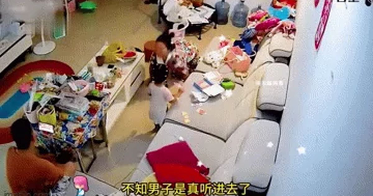 Chồng đi tắm lúc nào cũng "quên" đóng cửa, vợ làm một chuyện khiến ...