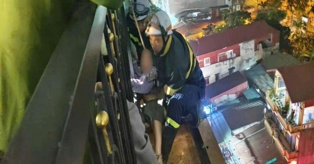 Công an Hà Nội "giành" cô gái trẻ từ tay tử thần ở độ cao tầng 9