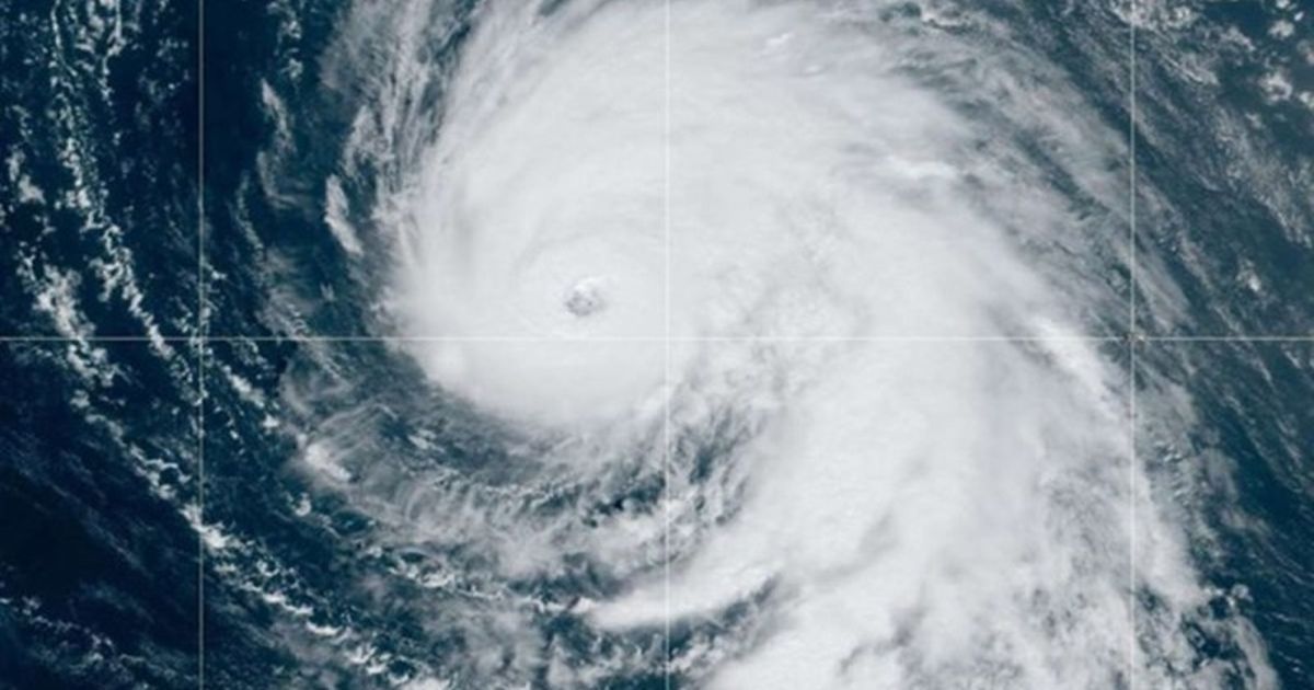 Bão Kirk tăng cấp "chóng mặt", lần đầu tiên 3 siêu bão xuất hiện chỉ ...