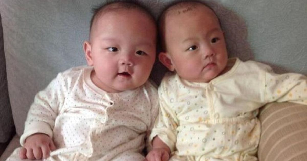Sinh đôi nhưng diện mạo khác nhau, một bé da đen một bé da trắng, chồng ...