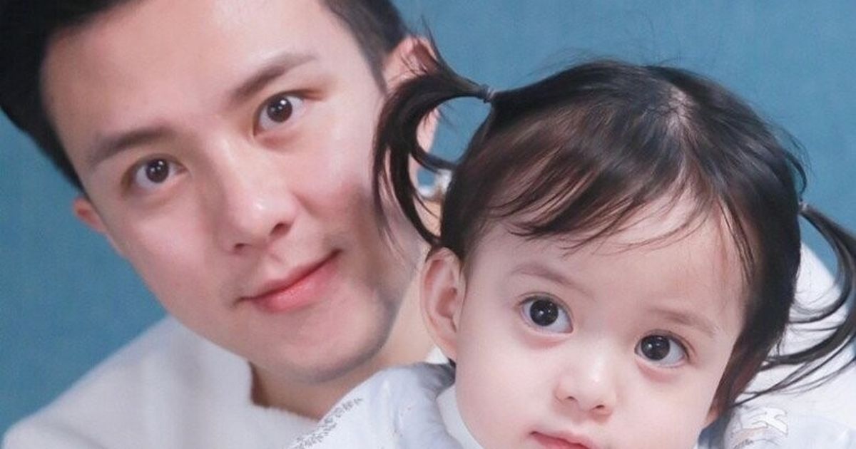 Bé gái mắt to, da trắng xinh như thiên thần, bố đứa trẻ lộ mặt khiến ai ...