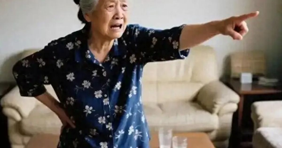 Mẹ chồng thường khóa kín cửa khi tắm cho cháu, một lần lén nhìn, cảnh ...