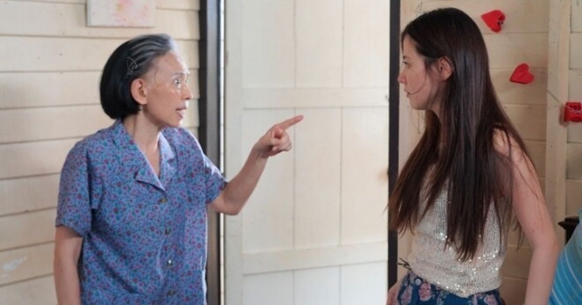 Nhắm mắt lấy chồng hơn 20 tuổi ở tuổi 32, đêm tân hôn anh lấy ra một ...