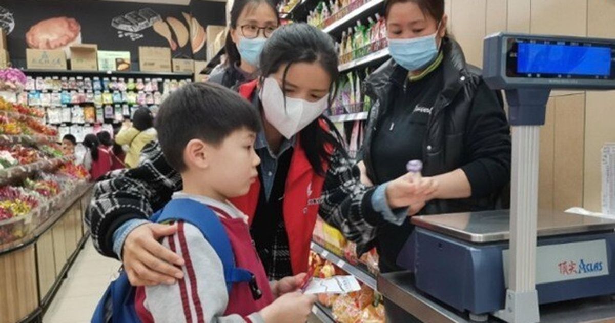 Con uống trộm nước trong siêu thị bị nhân viên buộc tội, bố đáp "Ông ...