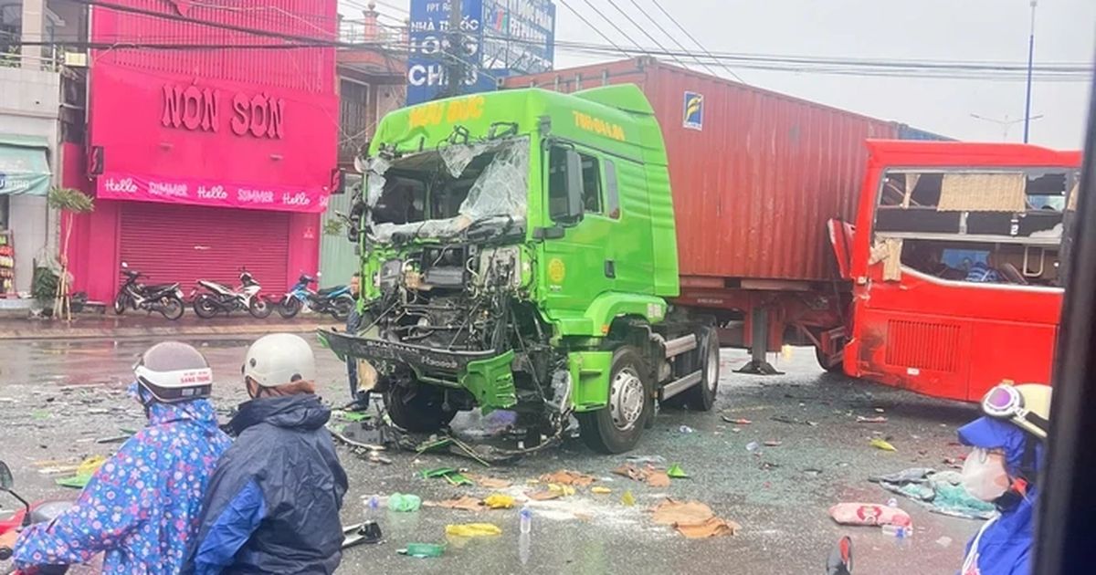 Clip: Xe khách và container va chạm giữa lúc trời mưa lớn, ít nhất 5 ...