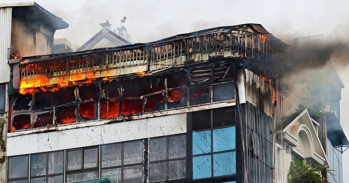 Hình ảnh và clip cháy ngùn ngụt tại nhà cao tầng trên đường Giải Phóng ...