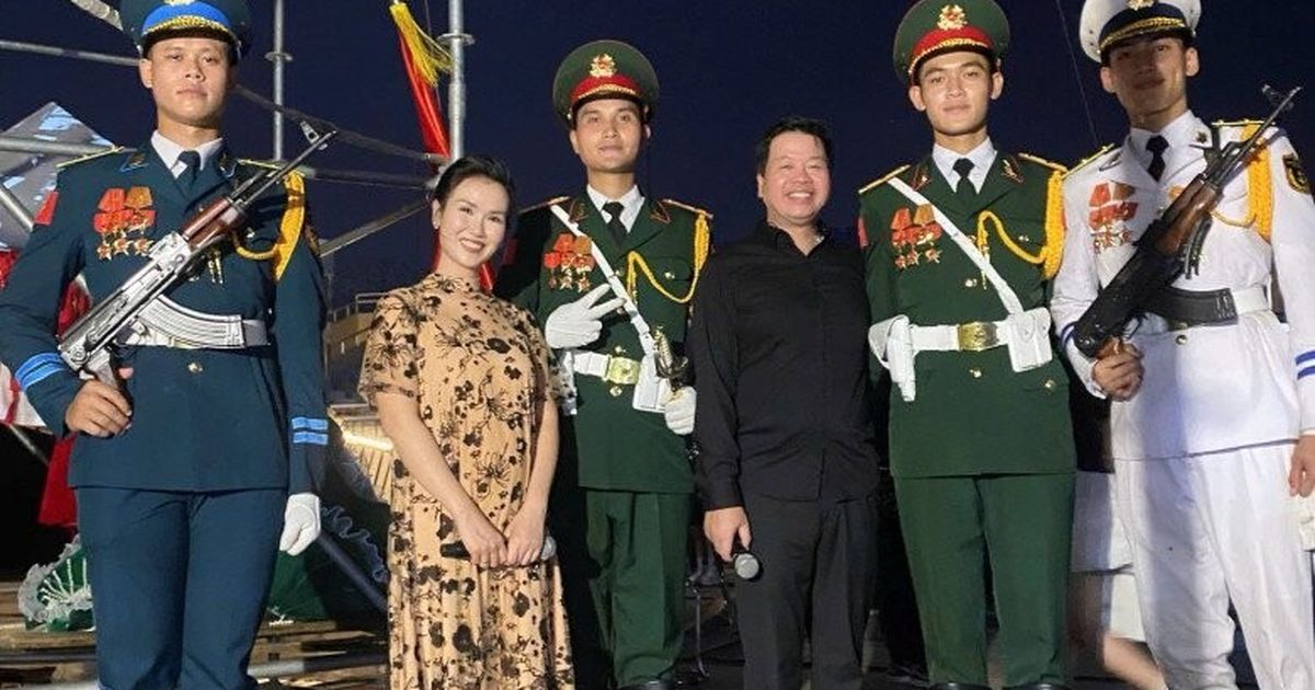 Võ Hạ Trâm được chiến sĩ từng duyệt binh tại Quảng trường Đỏ xin chụp ...