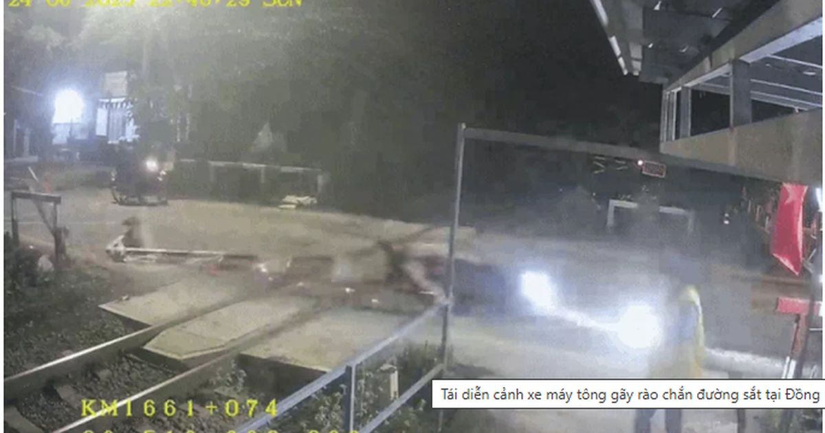 Xe máy tông gãy rào chắn đường sắt, khung cảnh tại hiện trường rất hãi hùng