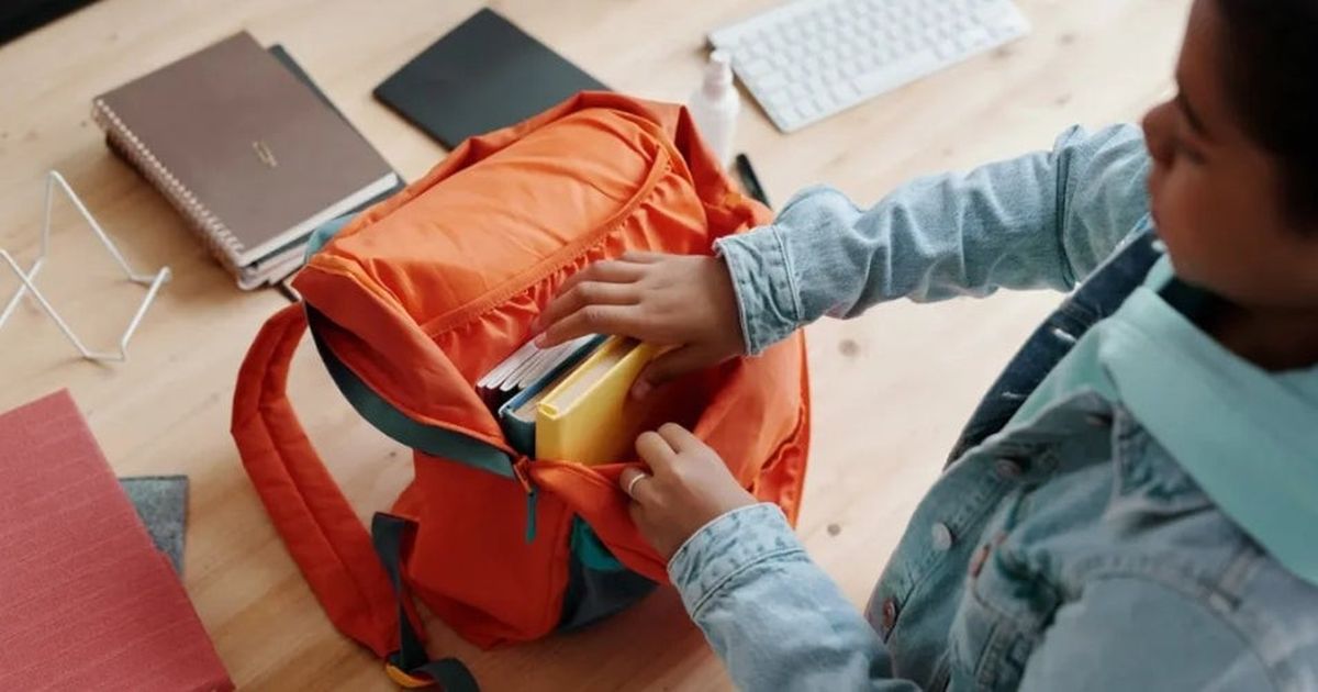 Sách vở trong cặp con có 4 dấu hiệu này: Cha mẹ đừng xem thường!